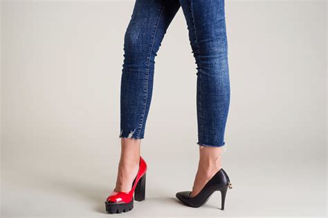 중립적 인 배경을 통해 고립 된 여름 신발의 여성 다리 페어 컨셉 선택 빨간색 또는 검은색 하이힐에 대한 스톡 사진 및 기타 이미지 Istock