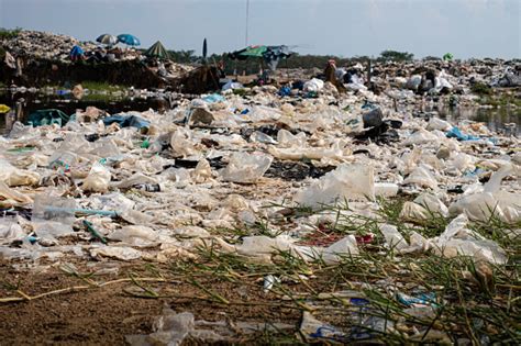 오염 된 물과 산 큰 쓰레기 더미 와 오염 악취와 독성 잔류물의 더미 이러한 폐기물은 도시와 산업 지역에서 와서 제거 할 수 없습니다 0명에 대한 스톡 사진 및 기타 이미지