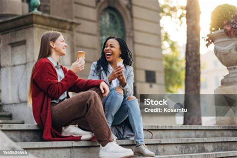 땋은 머리를 가진 여자와 스웨터를 입은 여자가 계단에 앉아 아이스크림을 먹고 있다 땋은 머리에 대한 스톡 사진 및 기타 이미지 땋은 머리 25 29세 2명 Istock
