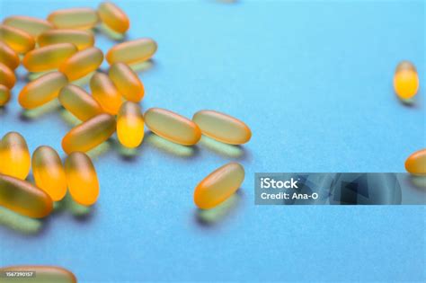 생선 지방 오일 오메가 3 복사 공간이있는 파란색 배경에 비타민 E의 캡슐 건강 관리 비타민 보충제 일일 섭취 개념 0명에 대한 스톡 사진 및 기타 이미지 Istock