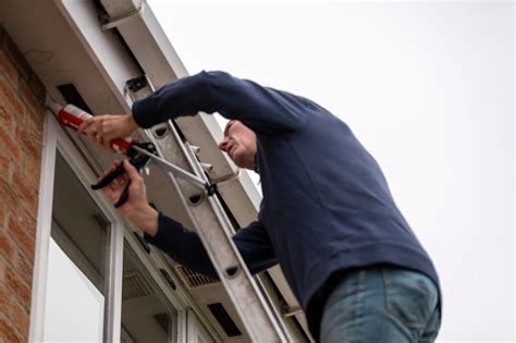 선임 남자 퍼 팅 실란트 주위에 누출 창 1월에 대한 스톡 사진 및 기타 이미지 1월 2021년 60 64세 Istock