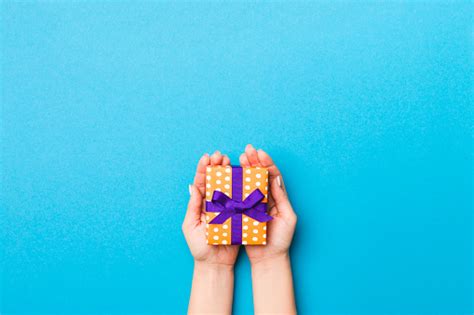 파란색 테이블 배경에 컬러 리본이있는 선물 상자를 들고있는 여성 팔 상단보기 및 복사 공간 디자인 강림절에 대한 스톡 사진 및 기타 이미지 Istock