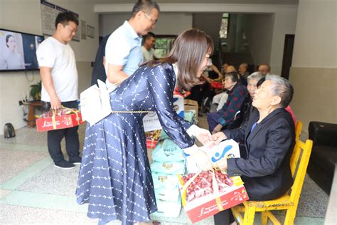 个私协会桃花江分会重阳节慰问敬老院老人