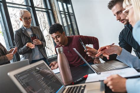 사무실에서 새로운 프로젝트를 진행하는 캐주얼 팀 작업자와 프로그래머 그룹 16 17 살에 대한 스톡 사진 및 기타 이미지 16 17 살 20 24세 25 29세