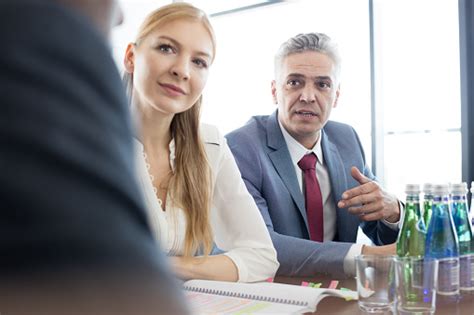 사무실에서 회의 테이블에서 동료들과 논의하는 성숙한 사업가 25 29세에 대한 스톡 사진 및 기타 이미지 25 29세 3 명 45 49세 Istock