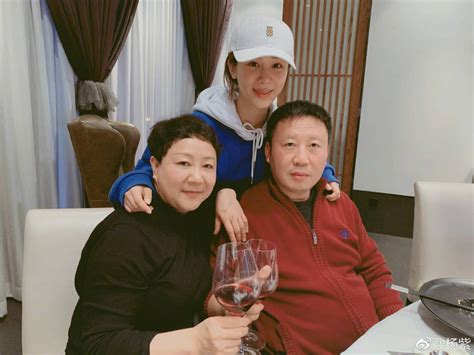 杨紫晚上晒出一家三口合照，童年照上抢镜的小肥脸亮了凤凰网