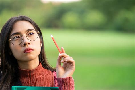연필을 손에 들고 미래의 교육을 생각하거나 계획하는 젊은 창조적 인 학생 소녀 창의력 아이디어와 학습 개념 계획에 대한 스톡 사진 및 기타 이미지 Istock