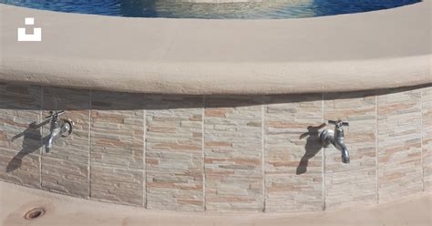 수영장에 있는 동상 사진 Unsplash의 무료 분수 이미지