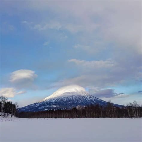 Niseko Hokkaido 観る者の心情を映す神宿る羊蹄山は先住民族の創世記伝説では世界のはじめはすべてが海で覆われてい