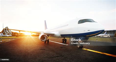 해질녘 공항 활주로에 서 있는 흰색 상업 비행기 정면 여객 비행기의 이륙 비행기 개념 3d 그림입니다 개념에 대한 스톡 사진 및 기타 이미지 Istock