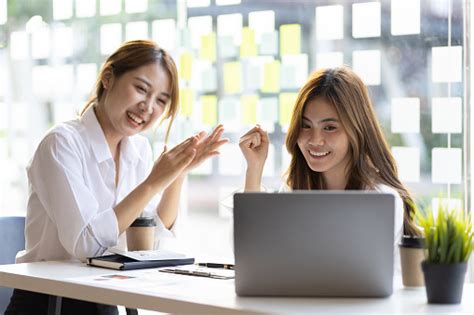 두 명의 여성 동료가 스타트업 프로젝트에 대해 논의하고 기업 전략을 계획합니다 컨설턴트 새로운 스타트업 프로젝트 아이디어 프레젠테이션 사무실에서의 계획 마케팅 및 투자를