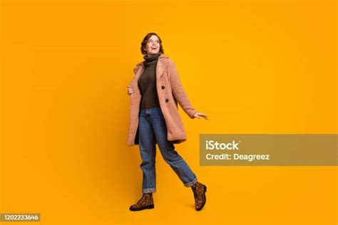 그녀의 전체 길이 몸 크기보기 그녀의 좋은 매력적인 사랑스러운 사랑스러운 유행 쾌활한 쾌활한 소녀 산책 주말 밝은 선명한 빛나는 선명한 노란색 색상 배경을 통해 고립 갈색