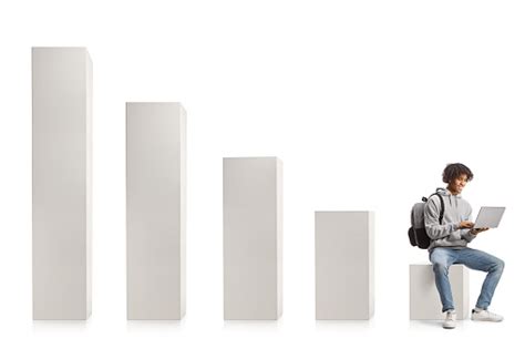 노트북 컴퓨터로 막대 차트에 앉아 있는 남성 아프리카계 미국인 학생 20 24세에 대한 스톡 사진 및 기타 이미지 20 24세 고름 교육 Istock