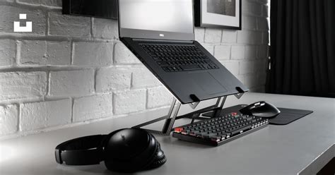 검은색 평면 스크린 컴퓨터 모니터 및 검은색 컴퓨터 키보드 사진 Unsplash의 무료 랩톱 이미지