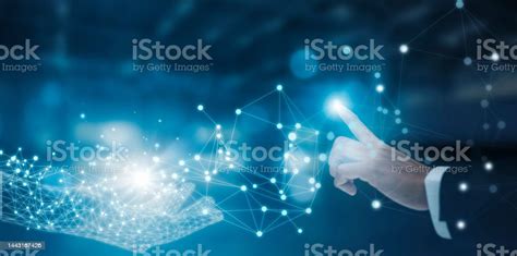 사업가 손 터치 라인 가상 손 그래픽 와이어 프레임 라이트 가상 세계 연결 구조 가상 핸드 그래픽 개념과 가상 연결 격리된 벡터