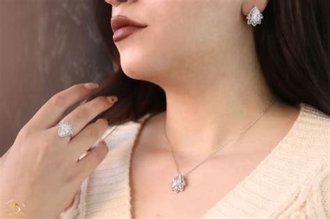 طقم فضة مع كرستال اخضر و ابيض الاميرة والوحش للفضة