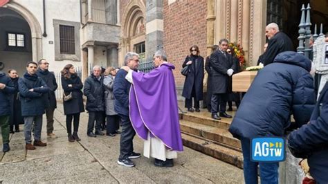 Folla Ai Funerali Di Emanuela Perinetti A Milano Corriere Tv