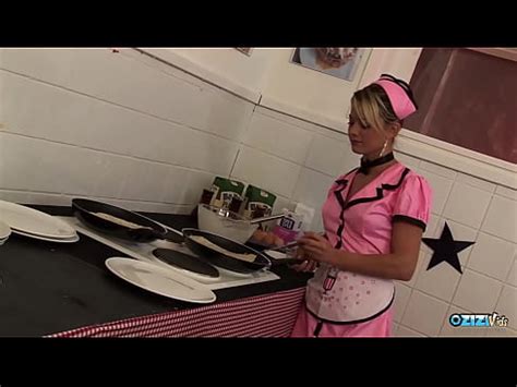 Impresionante Sexo En Grupo En La Cocina Con Un Par De Milfs Rubias Tetonas Con Hermosas Tetas