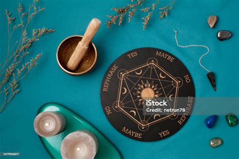 점 운세 또는 영혼과의 의사 소통을위한 진자 보드 마법 제작 요술 아이디어 0명에 대한 스톡 사진 및 기타 이미지 0명