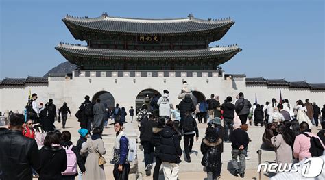 날씨 풀리자 야외로 나온 시민들 뉴스1