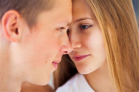 Красивая пара в постели Бесплатно Фото