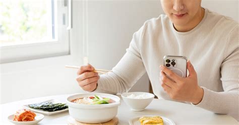 밥 먹으면서 스마트폰 본다고 ‘이런 습관 결국 과식 부른다