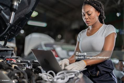 자동차 수리 차고에서 프로그래밍 가능한 Epu 자동차에서 일하는 기계 소녀 깨짐에 대한 스톡 사진 및 기타 이미지 깨짐 노트북 Usb 케이블 Istock