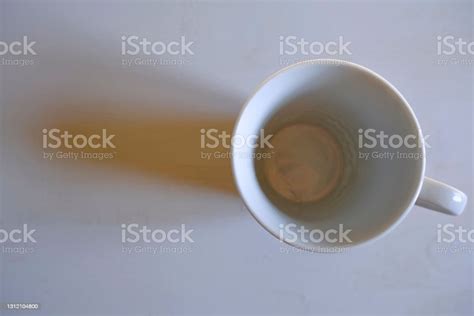 흰색 테이블 상단 보기에 흰색 빈 컵 공간을 복사합니다 뜨거운 음료 0명에 대한 스톡 사진 및 기타 이미지 0명 갈색