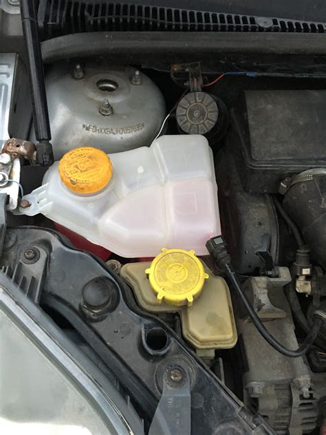 Замена бачка антифриза — Ford Fiesta Mk V 1 3 л 2007 года своими руками Drive2