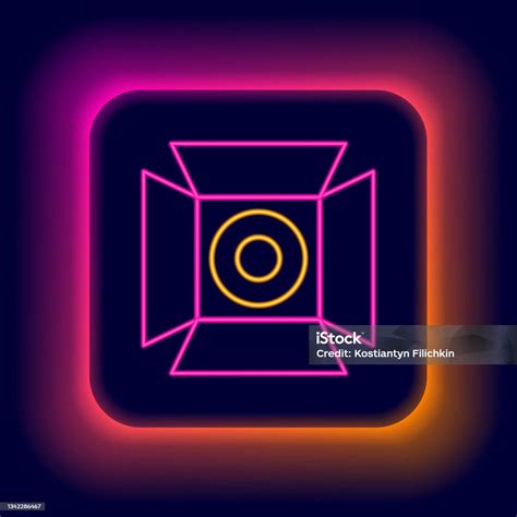 검은 색 배경에 고립 된 빛나는 네온 라인 영화 스포트라이트 아이콘 라이트 효과 장면 스튜디오 쇼 다채로운 개요 개념 벡터 개념에 대한 스톡 벡터 아트 및 기타 이미지