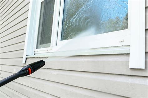 청소 서비스 세척 건물 외관 및 압력 물 창 고압 워터 제트로 더러운 벽을 청소하십시오 벽을 씻는 전원 집의 외관을 청소 세탁 전후 거리에 대한 스톡 사진 및 기타 이미지