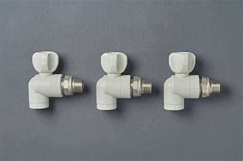 가열 라디에이터 세 폴리 프로필렌 물 수도꼭지의 행은 작업장에서 어두운 콘크리트 책상에 놓여있다 클로즈업 맨 위 보기 가정 생활에 대한 스톡 사진 및 기타 이미지 Istock