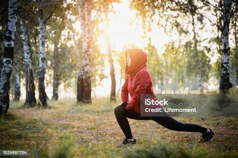 실행 하는 스트레칭 여자 스트레칭 다리를 하기 전에 워밍업으로 스포츠 활동을 실행 합니다 가을에 대한 스톡 사진 및 기타 이미지 Istock