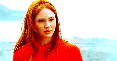 Анимированная открытка рыжая девушка с голубыми глазами