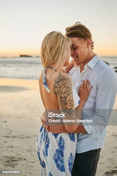 행복한 커플 포옹하고 사랑 로맨스 또는 휴가 휴가를 함께 돌보기 위해 해변에서 관계를 포용합니다 일몰 여행 자유 또는 바다 해안