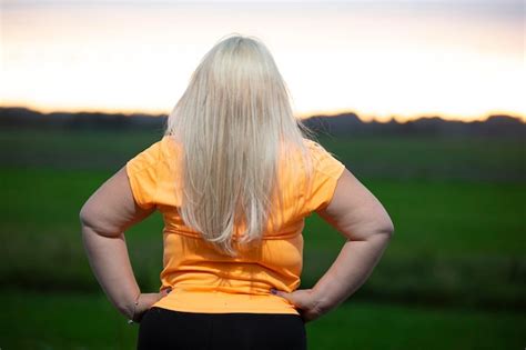 Mulher Loira Gordinha Fica De Costas Para A C Mera E Descansa Depois Dos Esportes Foto Premium