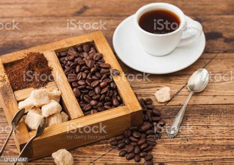 나무 배경에 빈티지 상자에 지팡이 설탕과 콩과 지상 분말 신선한 원시 유기농 커피의 흰색 컵 맨 위 보기 0명에 대한 스톡 사진 및 기타 이미지 Istock