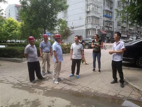 光明街道主任带队实地查看老旧小区改造社区施工情况