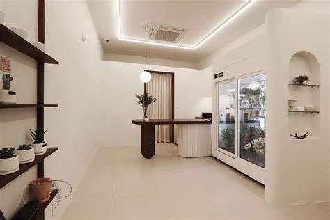 화이트and우드톤 모던한 분위기의 8평 꽃집 인테리어 강서구 마곡동