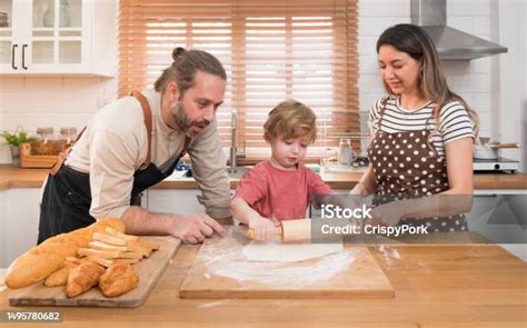 집에 있는 부엌에서 함께 요리하는 동안 즐거운 시간을 보내는 아름다운 귀여운 가족 아침을 먹는 부엌에서 아이와 함께하는 가족 2세대 가족에 대한 스톡 사진 및 기타 이미지