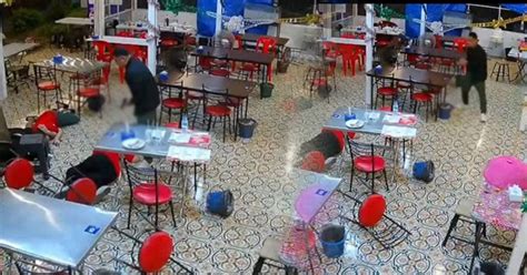 វីដេអូស្តែងៗ ករណីមន្រ្តីនៅថៃ បា ញ់រះនៅក្នុងហាងបបរស ប៉ះត្រូវភ្ញៀវមិនដឹងអី ស្ល ា