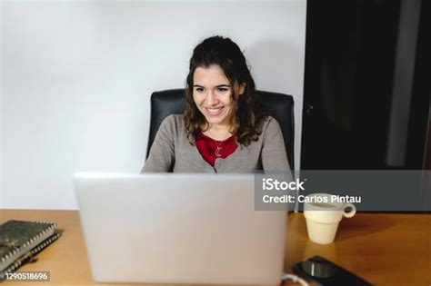 컴퓨터 노트북과 스마트 폰을 사용하여 뜨거운 음료 한 잔을 사무실 책상에서 일하는 여성 개선에 대한 스톡 사진 및 기타 이미지 개선 경영자 경제 Istock