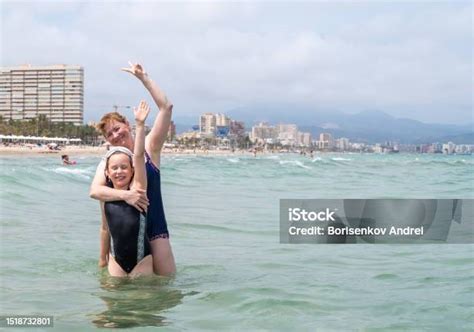 7 세의 여성과 소녀 백인은 바다에서 수영합니다 해변에서 휴식을 취하십시오 알리 칸테와 건물의 해안 부분 2명에 대한 스톡 사진 및 기타 이미지 Istock