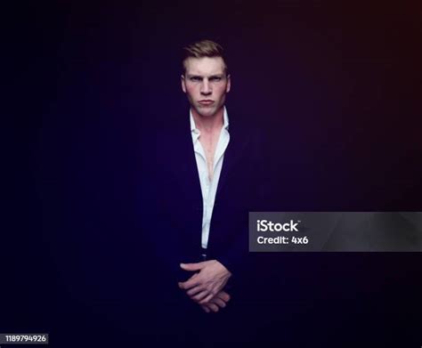 허리 업 1 인 2029세 잘생긴 사람 코 카 서 스 젊은 남자 남성 앞 보라색 배경 색 배경 착용 버튼 다운 셔츠 슈트 관능 20 29세에 대한 스톡 사진 및 기타 이미지