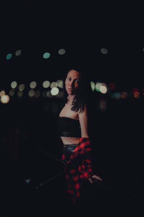 검은 머리 검은 상단 고정 머리 손 손 인간의 손 수직 쐈어 아름다운 여성 어두운 여성 포즈를 취하는에 관한 무료 스톡 사진