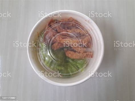 쌀 프라이드 치킨 조각 플라스틱 그릇에 양상추 잎으로 구성된 점심 메뉴 평면도 건강한 생활방식에 대한 스톡 사진 및 기타 이미지 건강한 생활방식 고기 굽기 Istock