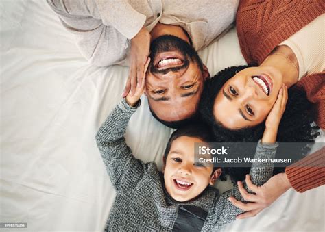 최고의 전망 침실의 사랑과 가족 기쁨 유대감 행복을 위한 미소와 양질의 시간 초상화 부모와 어머니는 아버지 소년 남자 아이와 함께 침대에 누워 쾌활하고 애정으로 휴식을