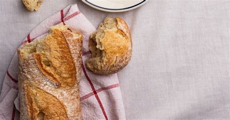 빵 한 덩어리와 올리브 한 병 옆에 올리브 오일 한 그릇 사진 Unsplash의 바게트 이미지