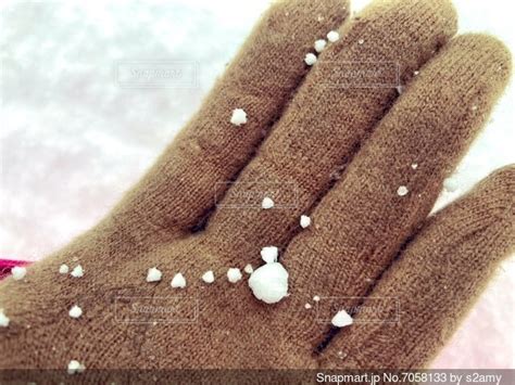 大粒の雪の写真画像素材 7058133 Snapmartスナップマート