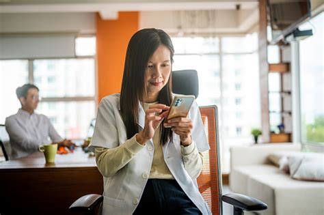 회의실에서 의료 응용 프로그램을 사용하여 스마트폰을 들고 있는 아시아 여성 의사 전화 사용에 대한 스톡 사진 및 기타 이미지 전화 사용 스마트폰 여자 의사 Istock